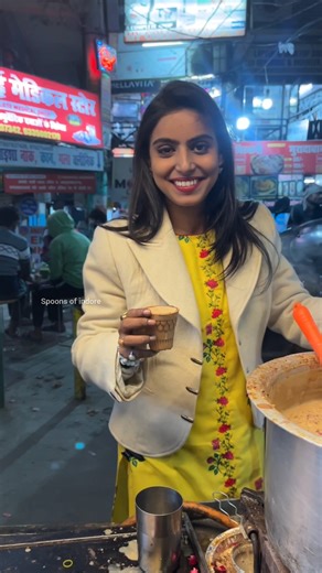 India's Viral Model Chai Wali Girl Making Gulab Chai In Lucknow | Spoons of Indore