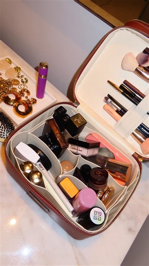 Michelle Carbó on Instagram: "New Year’s Eve makeup tutorial 🎀 en 13 pasos💕 . . . #nyemakeup #newyearscelebration #makeuptutorial"