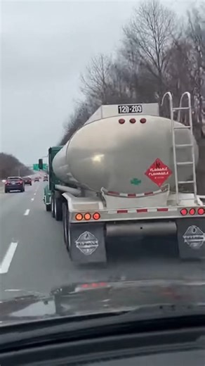 Fuel Tanker Bursts Into Flames on Highway Harrisburg, Pennsylvania — November 28, 2025 A terrifying scene unfolded on a busy interstate Tuesday afternoon as a fuel tanker truck lost control and collided with a guardrail, leading to a massive explosion. Commuters looked on in horror as the heavy silver trailer began to swerve, grinding against the metal barrier and sending a shower of bright orange sparks into the air. The situation escalated rapidly when the trailer’s wheels caught on the edge o