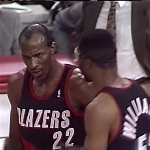 Clyde Drexler: The Legacy of Number 22 in NBA