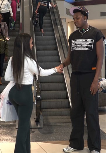 Escalator Rizz 🥰💗 #xyzbca #viral #rizz #escalator | escalator rizz