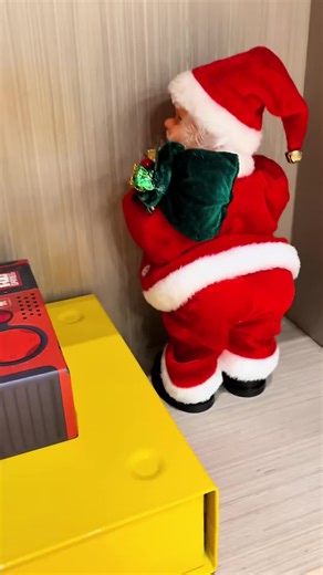 Home Decor Magic on Instagram: "The gift that literally pops! 🎁💸 This money explosion box is the funniest way to surprise your loved ones this Christmas. Watch their reactions when the cash blasts out! Who’s on your "surprise" list? 👇 #homedecor #homeclean #viral #trending #fyp #reels #christmas #holiday #christmasholiday"