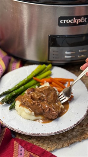 Laura Ashley Johnson RDN CDE on Instagram: "🥣💕 Slow Cooker Beef Tips and Gravy 💕🥣 Type “RECIPE” and I’ll send you a direct link (check your inbox/message requests) #dinner #beef #easyrecipe https://www.dinnerin321.com/slow-cooker-beef-tips-and-gravy/"