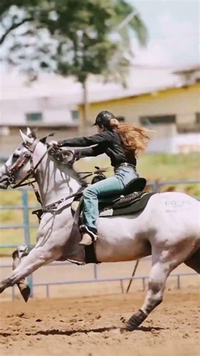 This Cowgirl’s Horse Runs with PURE HEART! 🏅🤍🐎 #horse