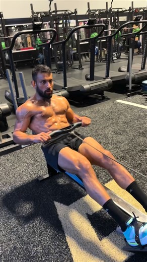 Try out this fun row workout that had me rolling on the floor 🫠 ✅2k warm up ✅3 sets 2k row with 4 minute rest in between sets Every 2k broken up like this: 200 meters slow (1:50ish minute/ 500 meter pace) 200 meters moderate (1:40ish/ 500m pace) 100 meters fast (sub 1:30/ 500m pace) Cooldown ✅2k row easy Crush it🚀 #workout #cardio #conditioning | Eric Leija