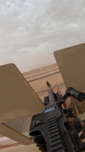 🇺🇸 Power, precision, and the unmistakable roar of .50 caliber dominance. Operators work in tight coordination to reload the M2 Browning heavy machine gun mounted on a JLTV, before unleashing controlled bursts during a live-fire drill. This is not just firepower — it’s battlefield reliability tested under pressure. Every belt fed, every round fired, is a reminder: when the mission demands strength, the M2 delivers. 🇮🇹 Potenza, precisione e il rombo inconfondibile del calibro .50. Operatori in