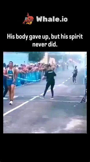 trend_tok_hub on Instagram: "The X post features a viral 20-second video from a April 21, 2025, race in Ji-Paraná, Brazil, showing a male runner collapsing in exhaustion meters from the finish line but crawling across amid cheers, captioned "His body gave up, but his spirit never did." Posted by @akuhayum , a user who shares random inspirational videos, the clip has garnered over 759,000 views and 12,800 likes in two days, highlighting themes of mental resilience in endurance sports. This footag