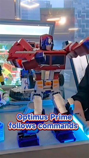 "Optimus Prime, transform and attack!" At a Shenzhen robot store, sci-fi scenario becomes real - on command. #OptimusPrime #Transformers #Robot #China | China Xinhua News