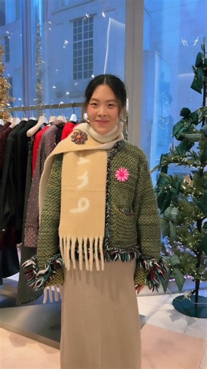 Nordstrom on Instagram: "How to tie a winter scarf with Nordstrom Accessories Fashion Director, @lindakway. 1. The Snood 2. The Classic Loop 3. The Brooched Sweep 4. The Knot De Loop 5. The Reverse Tie Scarf: @burberry #scarftutorial"