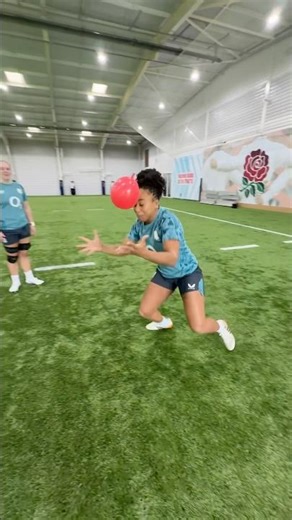 Can any Red Roses player catch this balloon? 🎈 @o@o2ukofficialWearTheRose #RedRoses