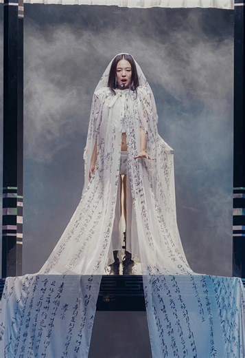 The meaning behind Jennie's MelOn Music Awards 2025 outfit, shared by the LeJe brand: PART 1. 한글 (Hangul) The greatest inspiration for this stage outfit stems from Jennie's long-standing love for Korea and Hangul. As