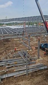 erection Moment: Steel Structure Workers at Project Site #reel #contruction #steel #erection #tahunbaru2026 #fyp #facebook | Dunia LAS