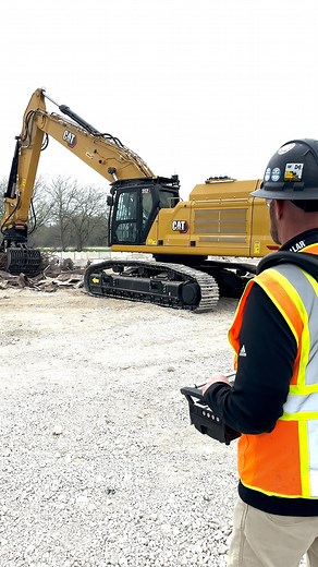 23K views · 254 reactions | Remote Control Cat 352 with Selector grab at The National Demolition Association Annual Convention and Expo 2024 | Awesome Earthmovers | Facebook
