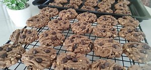 115K views · 2.2K reactions | Resep Chocochip Cookies: 100 g margarin mix butter 80 g gula halus 1 butir kuning telur 115 g terigu serbaguna 12 g maizena 12 g coklat bubuk ½ sdt baking powder 120 g chocochip 50 g kismis 30 g kacang cincang sanggrai #kuekering #chocochipscookies #kuekeringlebaran #kuelebaran #linafoody | Lina Foody | Facebook