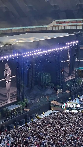 Addison Rae Performs ‘Diet Pepsi’ Live at Wembley