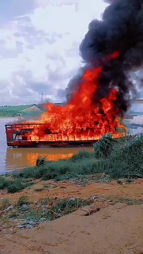 Happening now 💔😭 at swali water side yenagoa bayelsa state akassa boat 🚢 on fire 🔥 @highlight #everyone | It'z Prettiest Blessing