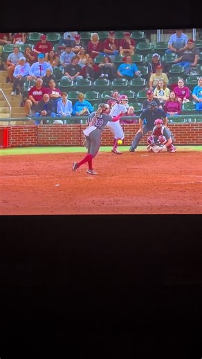 Them reflexes from the freshman!!! & awareness to throw it after a close one 😮‍💨🤝🏽🤏🏽 #collegesoftball #softballhighlights #softball #alabamasoftball #bamasoftball #fsusoftball #floridastatesoftball