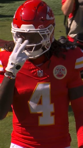 Mahomes with the no-look pass 👀 | NFL