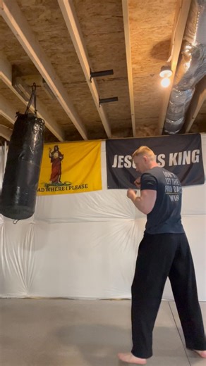 Basic jabs 👊 #boxing #heavybag #jabs