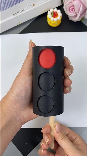 Make a traffic light craft with your child! It's simple and fun.