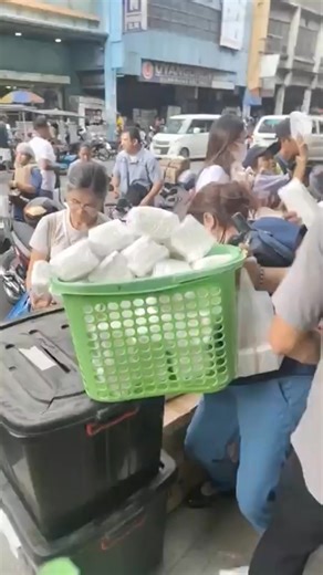 Some Dabawenyos have started buying face masks by bulk on Thursday afternoon, May 29, 2025, along R. Magsaysay Avenue after neighboring provinces of Davao City announced a mandatory face mask policy following confirmed monkeypox cases in their areas. 🎥Cornelius Corsame/Kulot TripTv #AllYouNeedToKnow | SunStar Davao