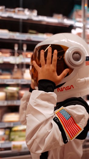 È il momento di dare il via alla missione Ritorno alla base. 📍Coordinate inserite: supermercati Rossotono. 🛒 Obiettivo: scoprire i premi spaziali per il back to school. Dal 25 agosto al 2 novembre parte Ritorno alla base, la nuova collection firmata Rossotono in collaborazione con Nasa. Colleziona i premi più desiderati dello spazio: 🎒 Set Academy – zaino, sacca e astuccio per un ritorno a scuola a prova di astronauta; 🧢 Cappellino stellare – ispirato alle leggende dello spazio; ⚽ Palla con 