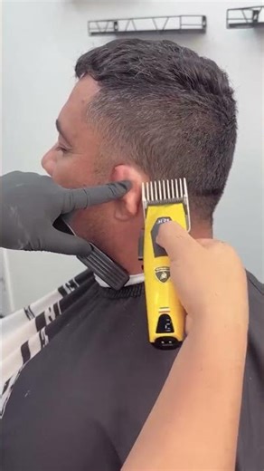 Clean Fade and Sharp Lineup Tutorial #fade #barber #lineup