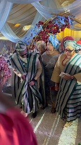 Our bride was actually from Rivers state and the groom’s family have given them what they wanted and also did their wedding in their tradition. But the groom’s parents are Yorubas and so they choose another date to do the Yoruba traditional wedding and at this particular wedding, there was no eru iyawo display, no picking of bible it was just to do our own culture and enjoy the yoruba traditional wedding vibes. Guess who really wanted that? The mother of the groom of course, Ibadan people no dey