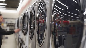 Un homme dans le magasin choisit : vidéo de stock (100 % libre de droit) 3427563557 | Shutterstock