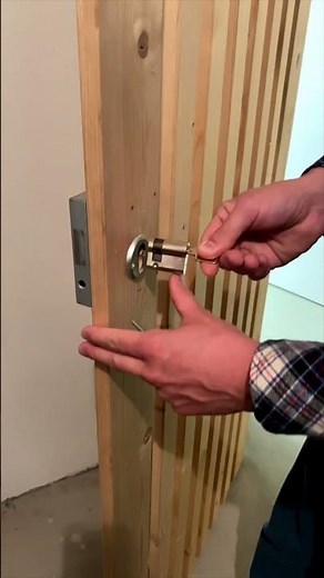 Replacing a door lock 🚪🔑 #diy #door #key #swap #do-it-yourself #easy #do-it-yourself #tips
