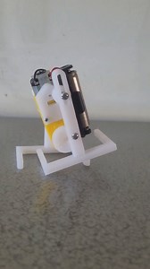 Robô Biped com uma pilha AA # shorts #robot #robotica #maker #diy #Educacional #escola | Fermarc Robótica Arduino