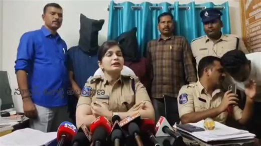 నల్లగొండ జిల్లా దేవరకొండ గుడిపల్లి వడ్డీ కేసులో దూకుడు పెంచిన ASP మౌనిక..! పలుగు తాండ గ్రామానికి చెందిన రామావత్ బాలాజీ కేసు విచారణలో వేగం పెంచిన పోలీసులు... అధిక వడ్డీ కేసులో ఇద్దరు ఏజెంట్లు అరెస్ట్ – మరొకరు పరారీలో... ఏడు కోట్ల విలువైన (22 ఎకరాల) భూమి డాక్యుమెంట్లు, ఫార్చునర్ కార్, ఐఫోన్ సీజ్ చేసిన పోలీసులు... బాలాజీ నాయక్ ఏజెంట్లు అభిషేక్ నాయక్, డ్రైవర్ మహేష్ అరెస్ట్... దాదాపు 35 మంది బాధితుల ఫిర్యాదులు నమోదైనట్లు, కేసు నమోదు చేసి రిమాండ్ కు తరలింపు... అధిక వడ్డీ వ్యాపారంపై కొనసాగుతున్న దర్యాప