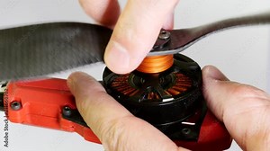 Removing and re-installing the propeller of a quadcopter with aluminum alloy prop adapter for quick release. Detachable main propellers solve the transportation problem of remote controlled multicopte