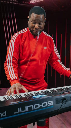 The TalkBox Sound of 24K Magic Mr. TalkBox is a Grammy-winning vocalist, producer, and TalkBox pioneer whose signature sound has been featured with artists like Bruno Mars, T-Pain, and TobyMac. Blending funk, R&B, gospel, and pop, he has helped bring the TalkBox into the modern era, inspiring a new generation of keyboardists and producers with his expressive, voice-like playing. Head over to the Pianote channel to watch the full breakdown of the song! #pianote #musora #brunomars #mrtalkbox | Pia