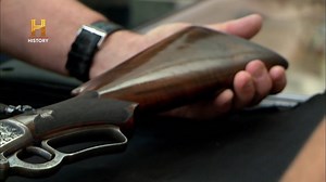 97K views · 2.1K reactions | James trae a la tienda un rifle Marlin personalizado de 1894. Fundada en 1870 por John Marlin en New Haven, Connecticut, Marlin Firearms fue pionera en diseñar rifles que expulsaban los cartuchos vacíos lateralmente en lugar de por la parte superior. | HISTORY | Facebook