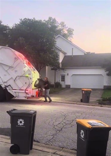 City of Bloomington : New Way Rear Load Garbage Truck Picking Up Yard Waste #garbagetrucks