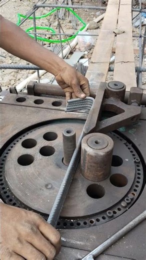 Steel reinforcement bending 🏗️ Construction Site 🏗️ #civilengeering #machine #sitework #welding