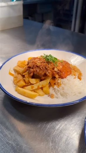 Crispy, golden chicken strips coated in panko, smothered in our rich katsu curry sauce and served just the way you like it 🍛✨ A true comfort classic! #KatsuCurry #PonderosaEats #FoodieFavourites | The Ponderosa Bar & Restaurant