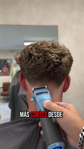 ¿Quieres aprender Peluquería, Barbería y Colorimetría desde cero? 🚀 ✅ Tutoriales paso a paso para principiantes. ✅Técnicas explicadas de forma clara y sencilla. ✅Conviértete en un profesional desde casa. Aprende las técnicas que usan los expertos y domina: ✂️Cortes de cabello para hombre y mujer. 💈Estilos de barbería: degradados, barbas, diseños. 🎨Colorimetría: aplicación, corrección de tonos, fórmulas, decoloración sin daño. Todo el conocimiento profesional, ahora a tu alcance. 👇 ¿Qué te gu