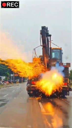 走行中に発生した事故：輸送中のショベルカー油圧アームが突然外れる瞬間を捉えた映像 #fail #breakingnews #automobile #shortsviral #truck#tractor