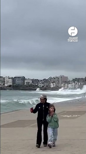 L'ouragan Erin provoque des vagues de plusieurs mètres à Saint-Malo