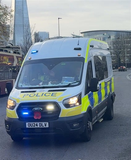 🚔 #britishtransportpolice | Marked 2024 (24 Plate) Ford Transit van responding through Tower Hill under blue lights. #BTP #999Response #BlueLights #TowerHill