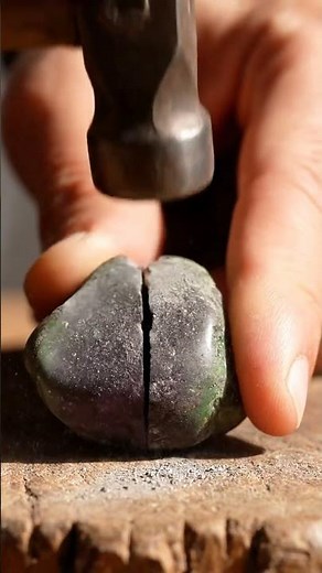 One Strike Reveals Alexandrite’s Green-to-Purple Crystal Core 💚💜