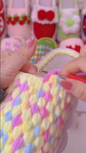 DIY slippers!Easy crochet projects anyone can make! A perfect gift for the whole family!