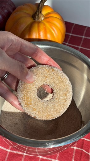 How About Saturday on Instagram: "Apple Cider Donut The ultimate cozy treat you didn’t know you needed during the fall season 🍎🍩 Soft, fluffy, and full of warm cinnamon spice, these homemade donuts are baked (not fried!) and coated in cinnamon sugar for that classic apple orchard taste. Recipe adapted from @sallysbakeblog Concentrated apple cider 360 ml apple cider - heat it up and reduce until 120ml 2 tbsp apple pie loose tea leaves @davidstea Apple Cider Donut 28 g melted unsalted butter 100