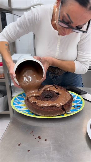 Maria Cacialli on Instagram: "#reelsinstagram #explorepage #explore ciambella al cioccolato: 300 gr di farina 00 150 gr cacao amaro 250 gr zucchero 100 gr di burro un bicchiere di latte 4 uova un cucchiaio di pasta d’arancia oppure un arancia grattugiata una bustina di lievito per dolci Nutella a sentimento in forno ventilato a 165 gradi per 50/55 minuti 💙 su tiktok shop la figlia del presidente puoi acquistare i miei articoli 🫶"