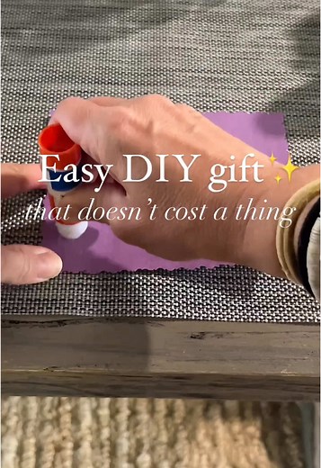 Details HERE👇🏽 This little scratch off gift card was so easy to make using only things I had lying around the house. My daughter absolutely LOVED her card and was thrilled she won a sleepover with friends! Here are some other ways you can use it: ✨Kid’s birthday: use their favorite things (eg breakfast for dinner, donut morning, movie day) ✨Anniversary, Partner’s birthday: “the reasons why I love you…” ✨Teacher or Coach Appreciation: “the reasons you are a great teacher/coach…” ✨Mother’s Day/F