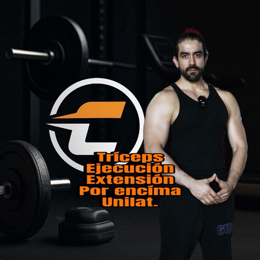 La extensión de codo por encima de la cabeza con mancuerna unilateral —conocida como copa con mancuerna— es uno de los mejores ejercicios para aislar el tríceps largo, pero solo si la ejecutas correctamente. ⚙️. #trainer #entrenadorpersonal #training #gym #coach #fitness #workout # | Cosmic Coach