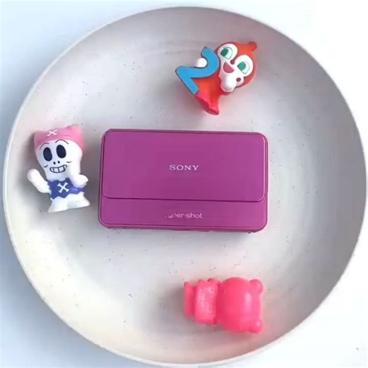 JUAL KAMERA AMANAH on Instagram: "Sony cybershot dsc-t99 merah muda 🌷 ✨Harga / Price 🇲🇨 IDR 380.000 🇲🇾 MYR 100 body 9.8/10 - berfungsi penuh/tidak ada minus | set lengkap spesifikasi: ⋆.˚ 𐙚 14 megapiksel ⋆.˚ 𐙚 Tipe sensor CCD ⋆.˚ 𐙚 Lensa zoom optik 4x ⋆.˚ 𐙚 Ukuran layar sentuh 3 inci ⋆.˚ 𐙚 SD/SDHC/SDXC/Memory Stick Duo/Memory Stick Pro Duo, jenis penyimpanan Memory Stick Pro-HG Duo ⋆.˚ 𐙚 Baterai lithium-ion NP-BN1 dan pengisi daya USB ⋆.˚ 𐙚 dirilis pada tahun 2010 Includes: FULLSET w