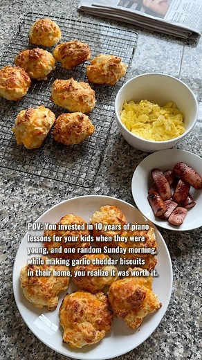🧄🧀Easy Garlic Cheddar Biscuits👇🏼 Ingredients: 3 cups Bisquick original pancake & baking mix 1 cup milk 2 cups cheddar cheese shredded 3 Tbsps butter, melted 1 Tbsp garlic finely finely minced Steps: Heat oven to 425 °F. Line baking sheet with parchment paper. In a bowl, add Bisquick mix, milk and cheese. Mix until soft dough forms but don’t overmix. Drop 12 spoonfuls onto cookie sheet. Bake 12 - 13 minutes or until golden brown. Stir together melted butter and garlic. Brush over warm biscuit